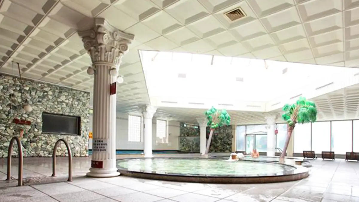 "20년 넘게 물 좋다는 이유 있었네"... 지하 700m 자연 용출 천연 온천 - 여행을말하다